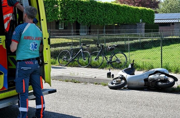 Vier gewonden bij frontale botsing tussen wielrenners en scooterrijder ...