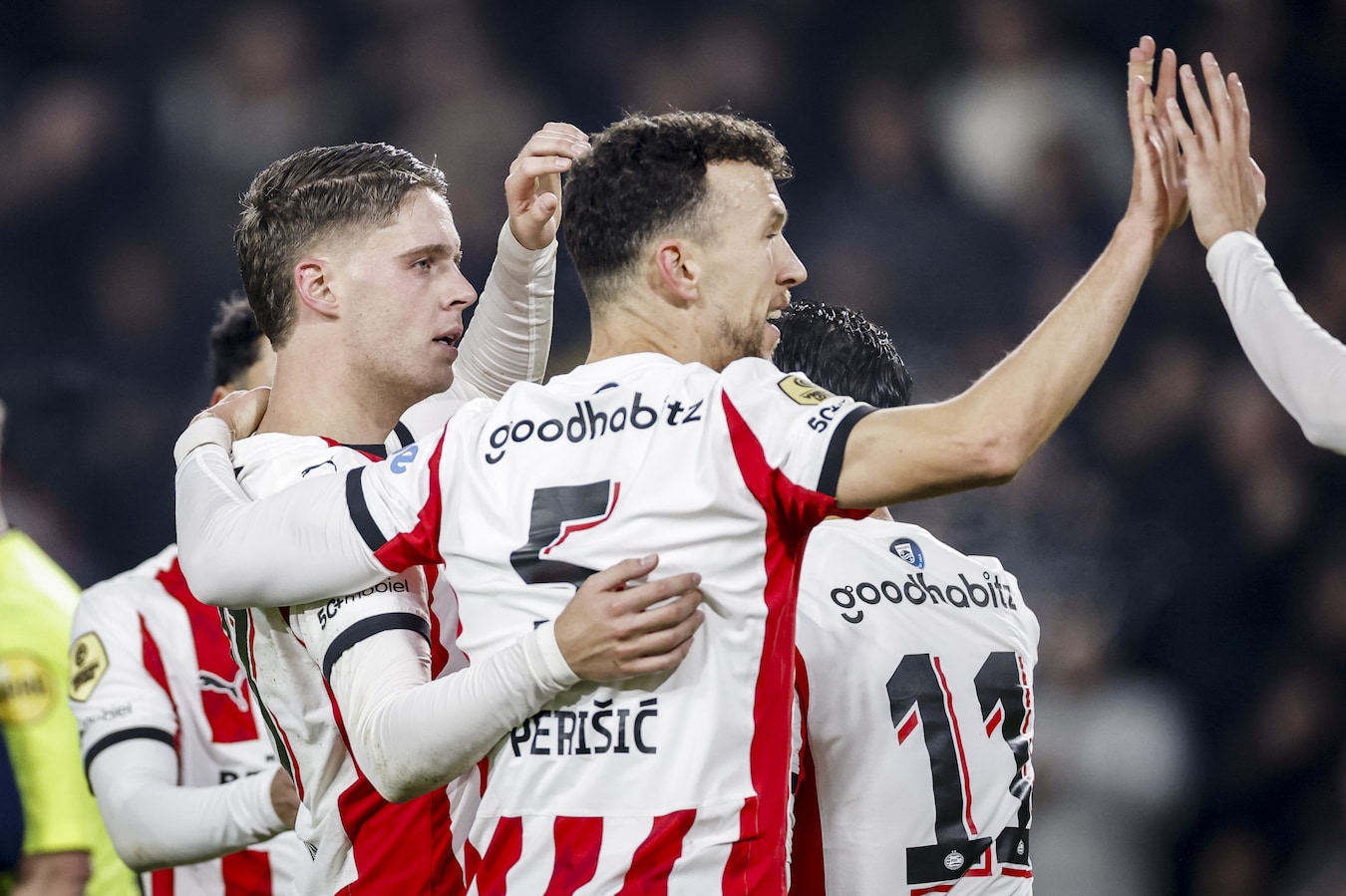 PSV toont metaalmoeheid en laat het Philips Stadion even schrikken ...