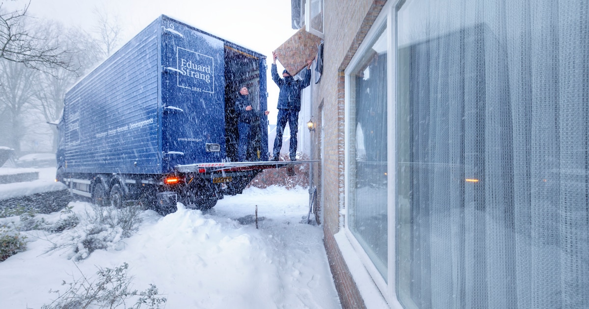 Dit stel verhuist tijdens sneeuwstorm, en toch heeft de verhuizer een ...