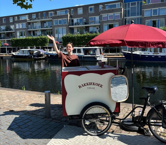 Pleun (26) is een opvallende verschijning aan de Piushaven, met haar ...