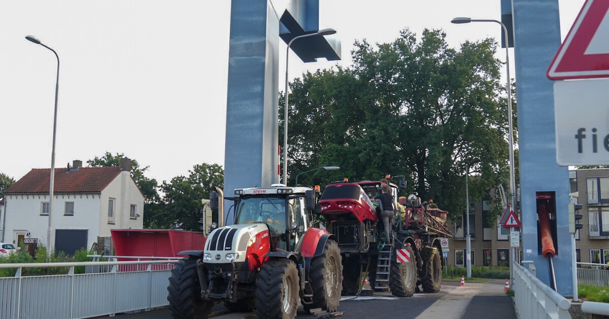 Landbouwvoertuig krijgt pech, precies op de brug in Beek en Donk ...