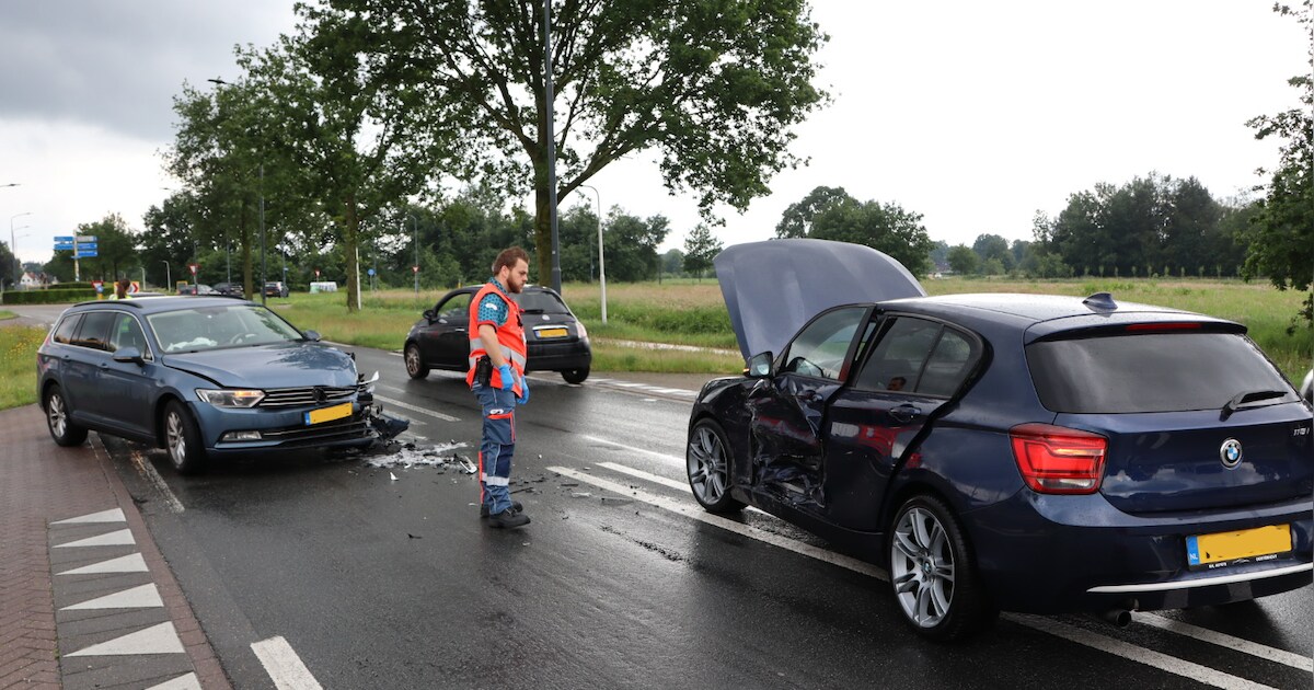 Flinke botsing in Sprang-Capelle zorgt voor veel schade: bestuurders opgevangen bij het ...