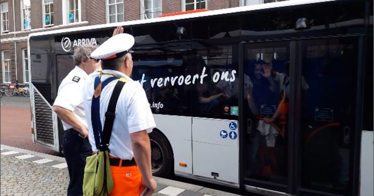 Entertainment begint al in de bus naar de voorstelling dankzij Frits ...