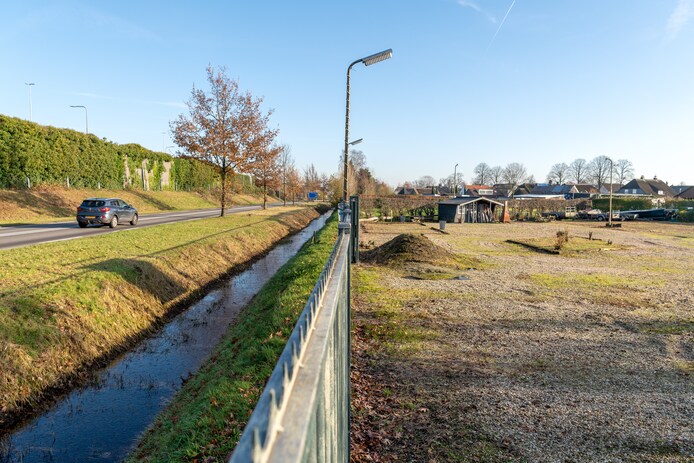Na 30 jaar mag dealer geen auto's meer langs de weg zetten: 'Ik val ...