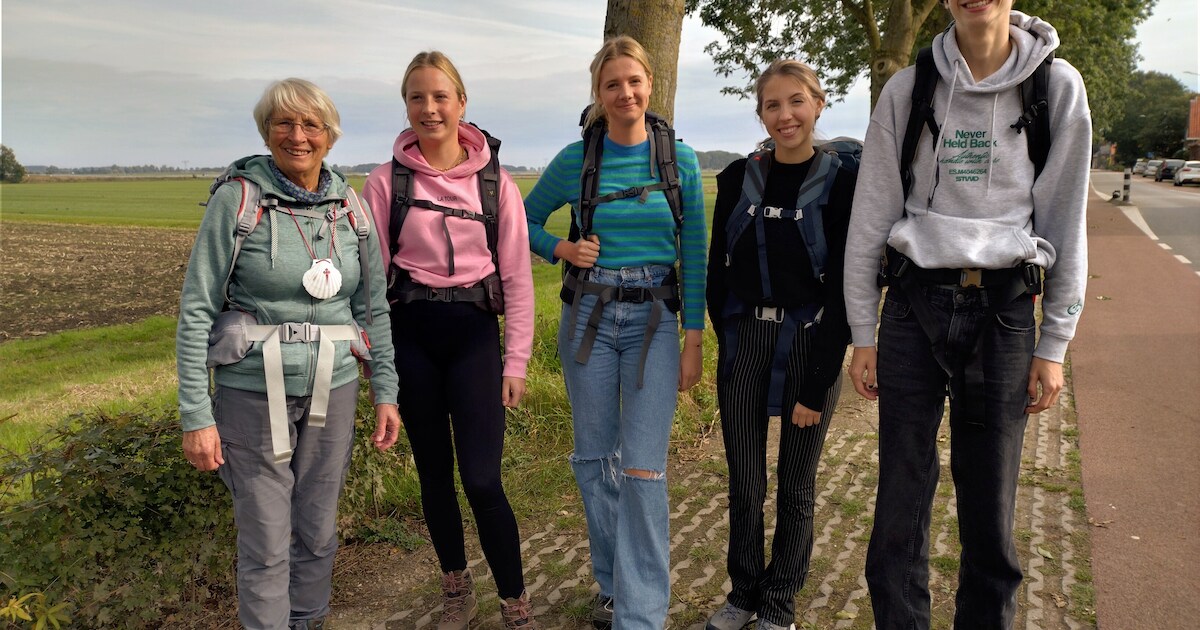 Vier kleinkinderen lopen met oma de pelgrimstocht: ‘Ik zou dit normaal ...