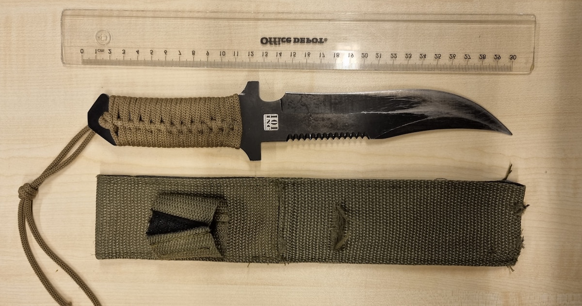 Wijkagent vindt groot mes op straat in Schijndel, eigenaar gezocht ...