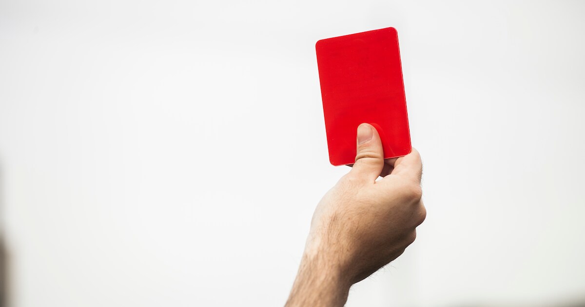 17-jarige scheids­rech­ter uit Tilburg durft rood te trekken in ...