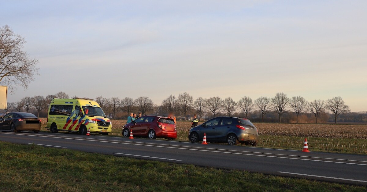 Botsing tussen twee auto's in Volkel | Regio | BD.nl