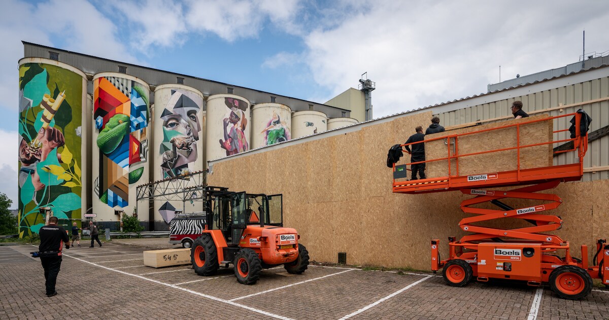 Straatbeeld: Onder meer het megaterras van Kings of Colors is in opbouw ...