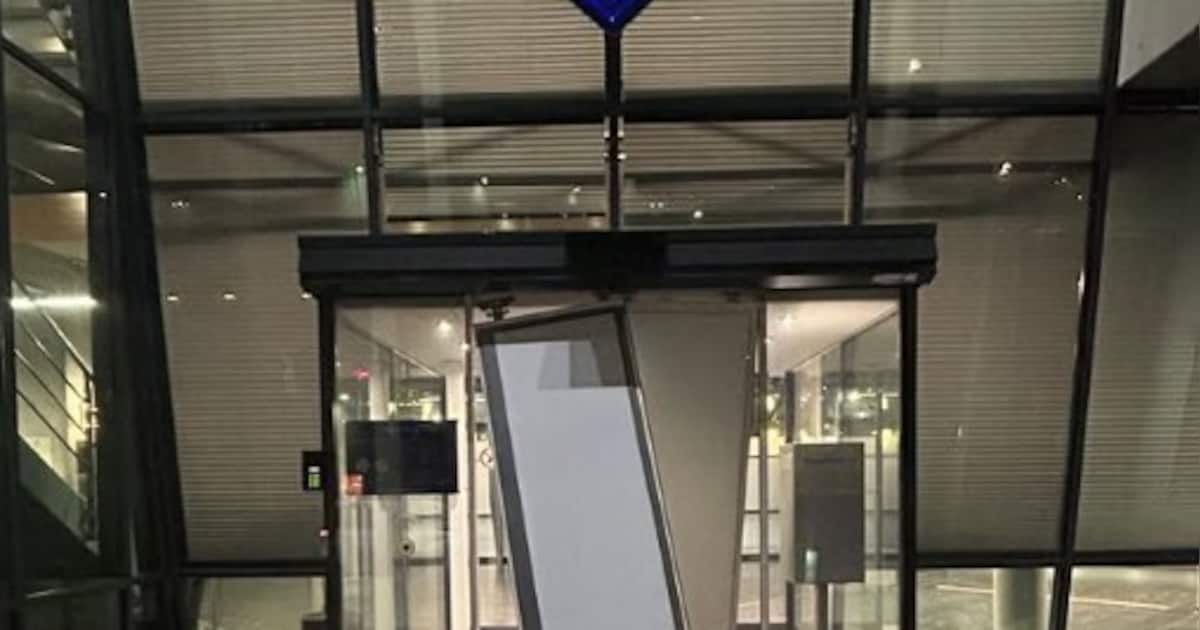 Man (34) gaat door het lint bij politiebureau in Den Bosch en slaat ...