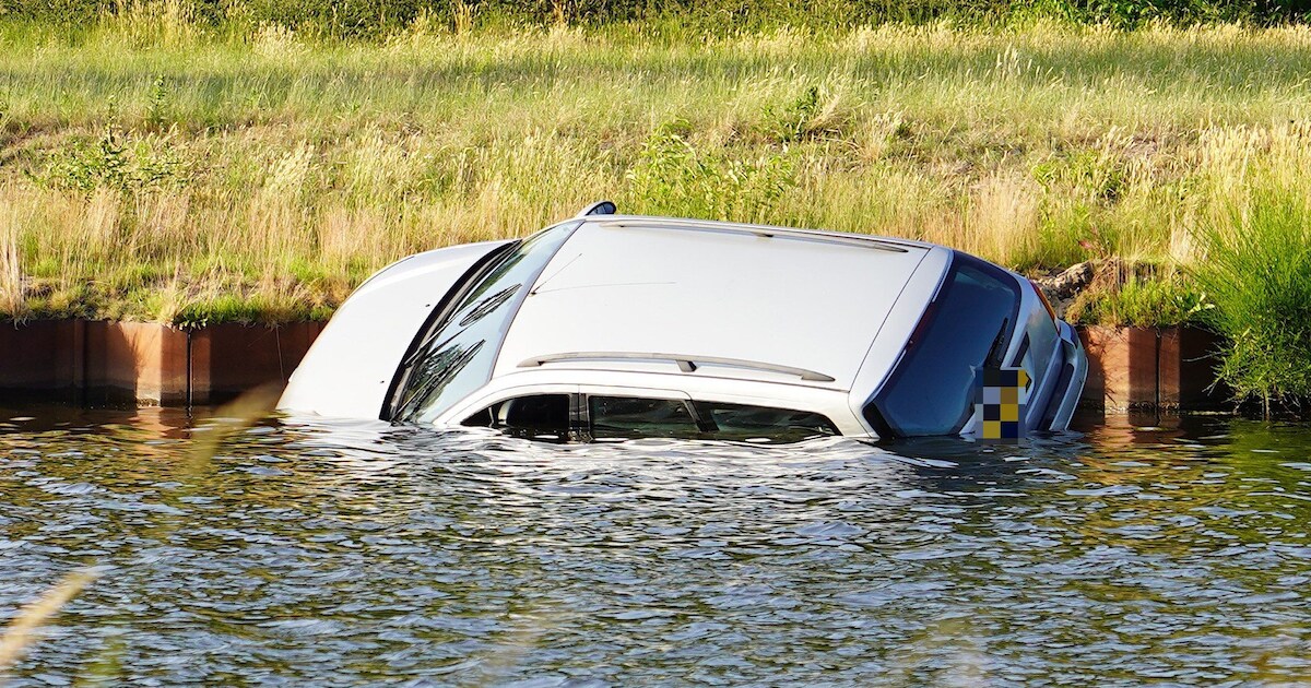 Vrouw verliest controle over het stuur en belandt met auto in Oosterhouts kanaal | 112 nieuws ...
