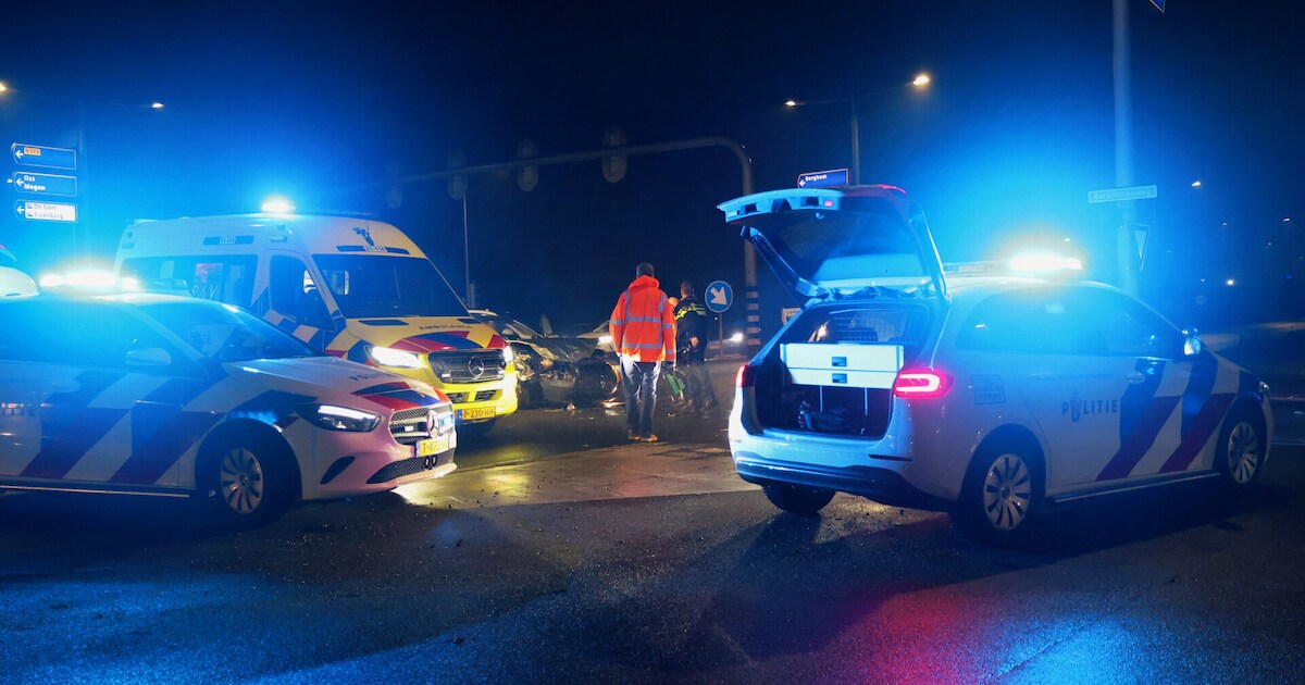 Auto's botsen op elkaar op kruising in Oss, inzittende naar het ziekenhuis | 112 nieuws Oss | bd.nl