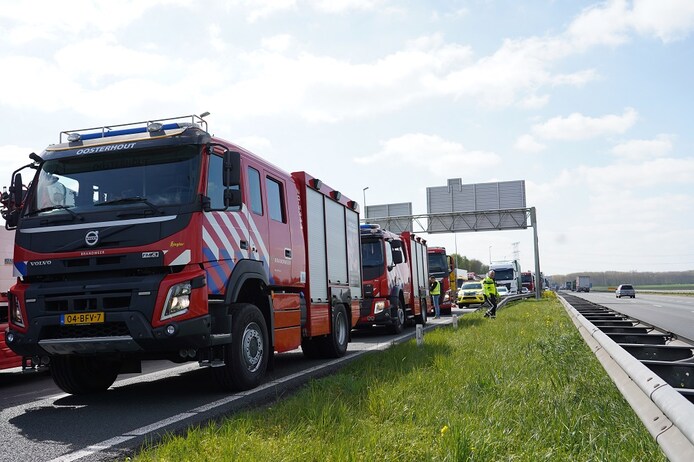 Beknelde chauffeur uit vrachtwagen gehaald bij ernstig ongeval op de A59 bij Raamsdonksveer ...
