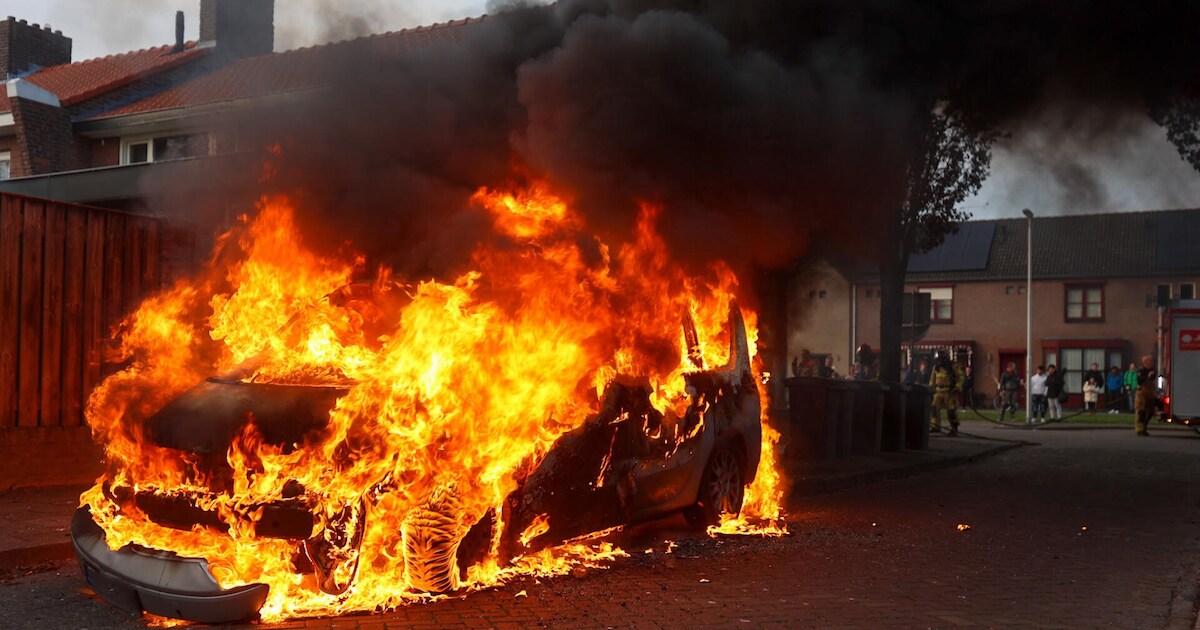 Geparkeerde auto gaat in vlammen op in Eindhoven | Eindhoven | bd.nl
