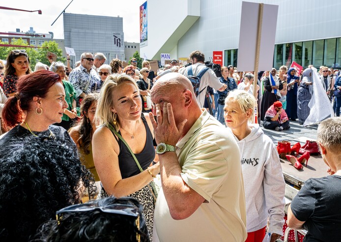Man pakt microfoon af van vader van vermoorde Sanne bij femicide-mars ...
