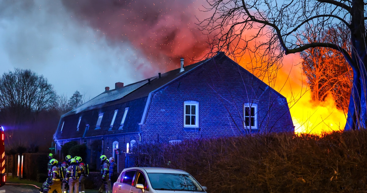 Geëmotioneerde bewoners kijken toe bij grote brand achter hun woning in Schaijk | 112 nieuws ...