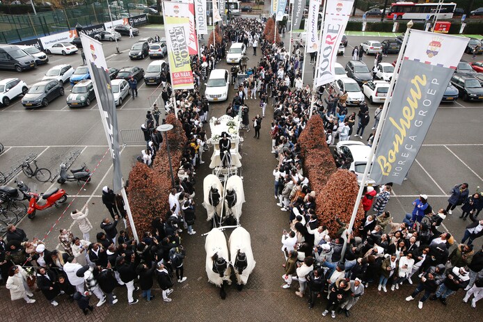 In witte koets komt de kist van doodgeschoten rapper Boechi aan bij ...