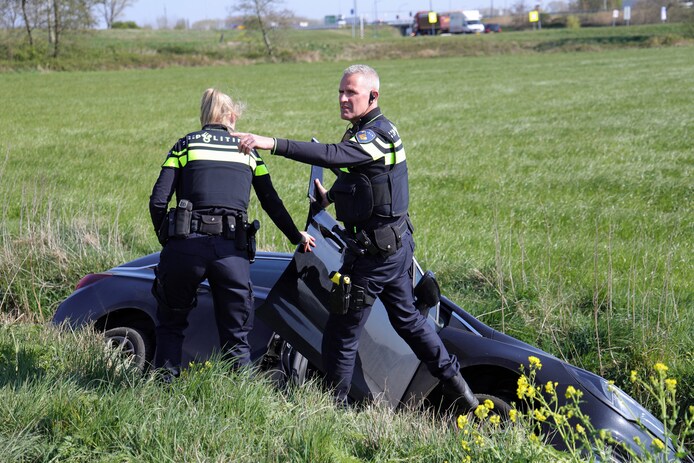 Dronken automobilist rijdt droge sloot in bij Waalwijk, agenten moeten ...
