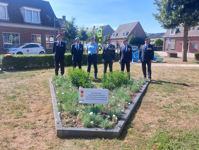 Witte anjers voor dappere veteranen: nieuw perkje onthuld in Hedel ...
