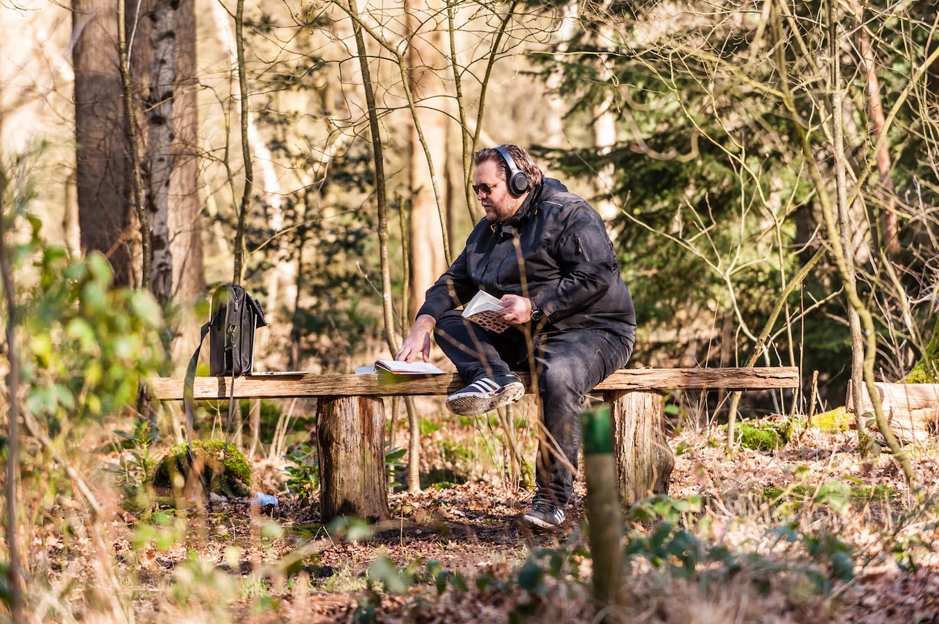 Docent filosofie uit Esch geeft nu les vanuit het bos: ‘Waarom niet ...