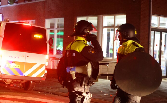 Tientallen kilo's vuurwerk uitgedeeld en gegooid naar politie, celstraffen voor daders rellen in ...