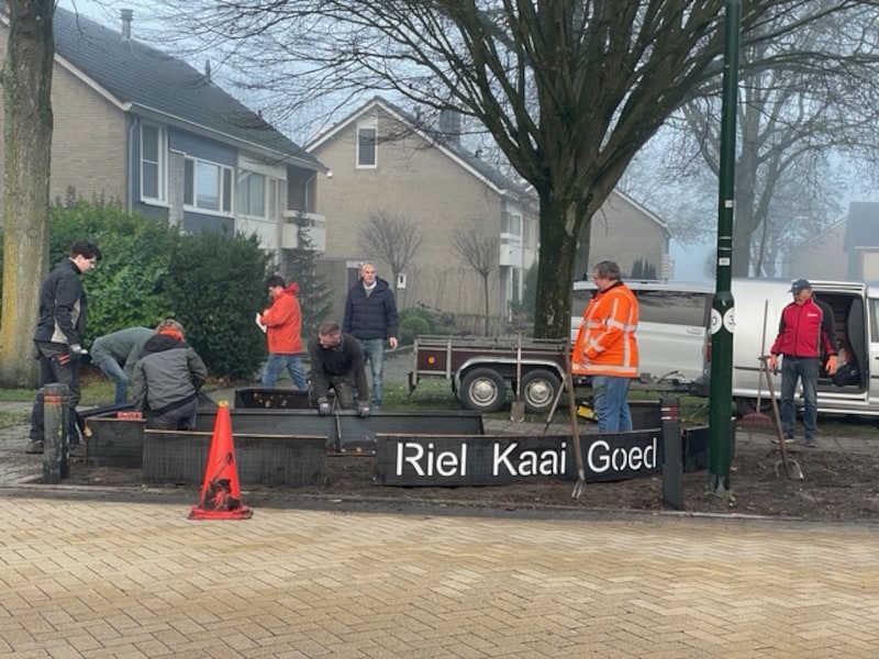Voorbereiding terugplaatsen ‘Rielse Kaai’ na enkele zware ongelukken ...