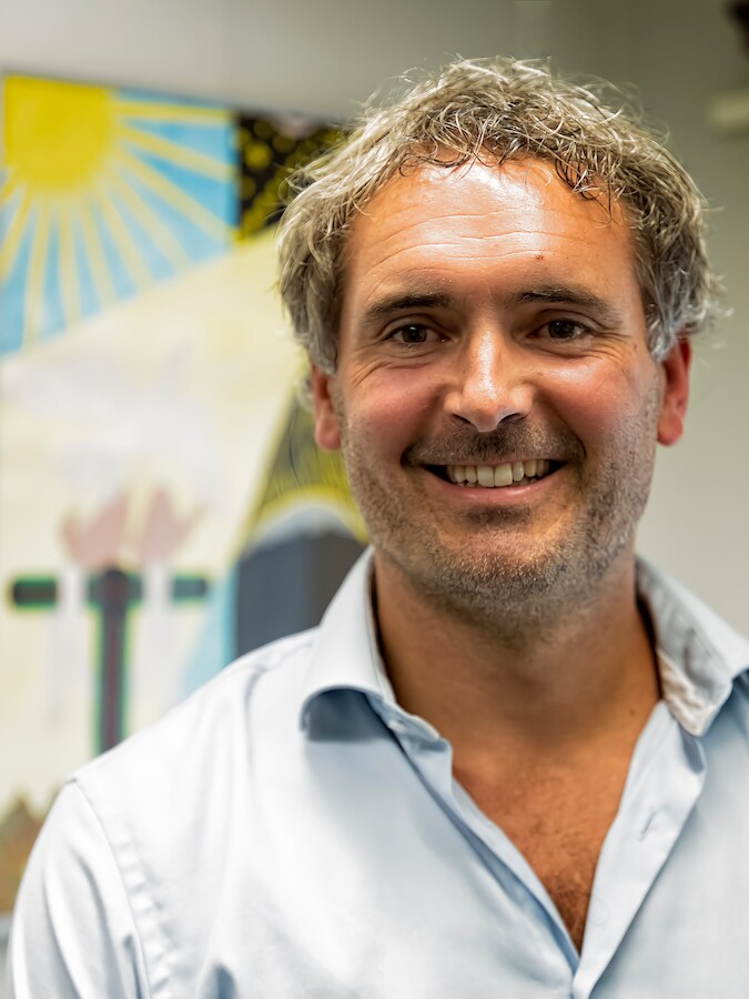 ‘Reus’ Gerard zit in gevangenis, maar zamelt eten in voor voedselbank ...