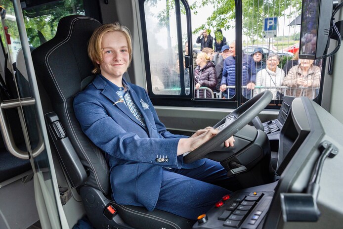Jasper (15) uit Tilburg regelt een bus voor het eindexamengala: ‘Mijn ...