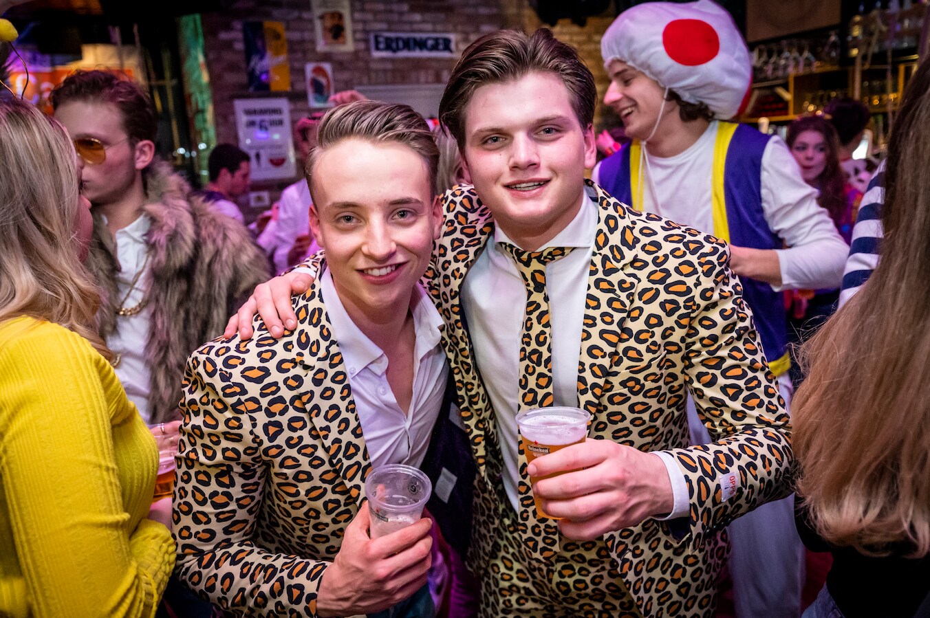 Udens duo zingt coronatijd van zich af met carnavalsnummer ‘Feest in ...