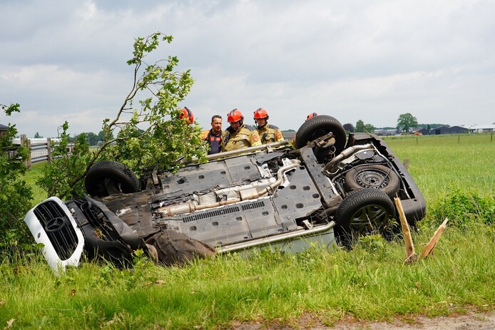 Vrouw schrikt van spin en komt met busje ondersteboven in greppel ...