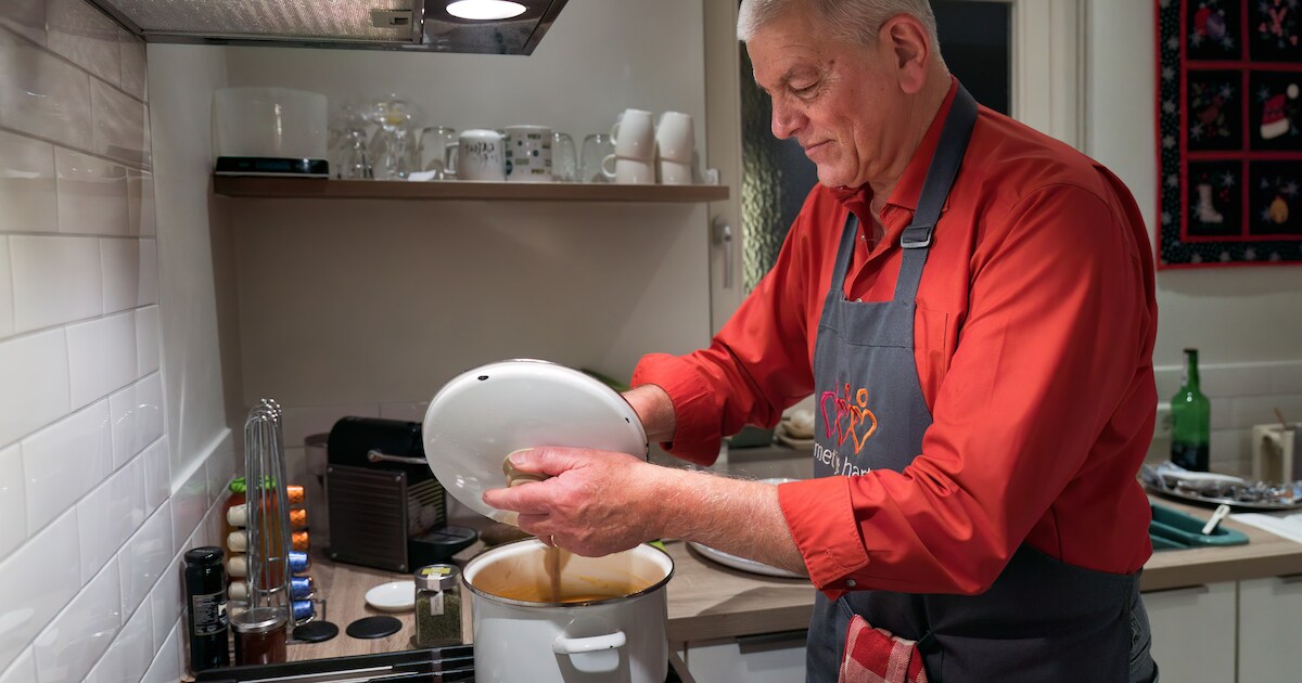 Jan (67) is niet rijk, maar wel gelukkig, daarom kookt hij voor de ...