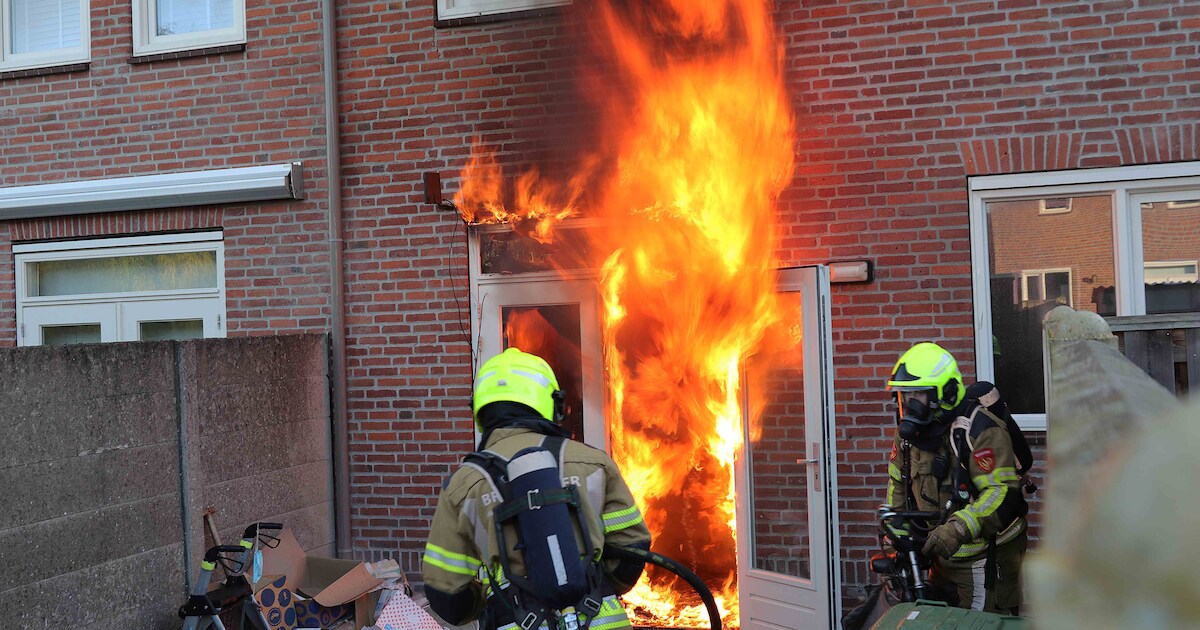 Nadat hij zijn huis in brand stak, zat eenzame bewoner (60) met zijn ...