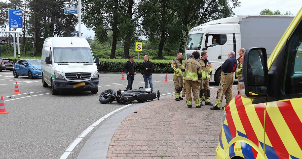 Motorrijder gewond door aanrijding met bestelbus in Waalwijk, zes dagen oude Harley-Davidson ...
