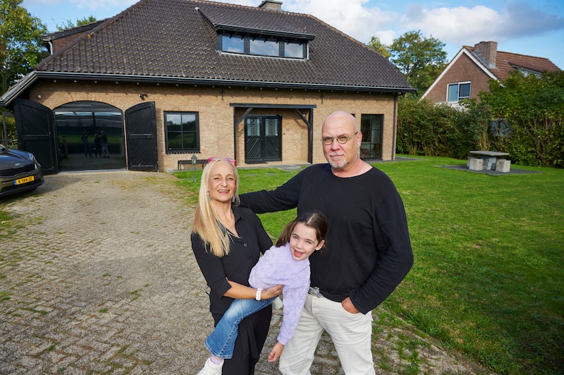 Bas en Astrid Stoltz kochten ‘bijna blind’ hun landhuis langs de ...