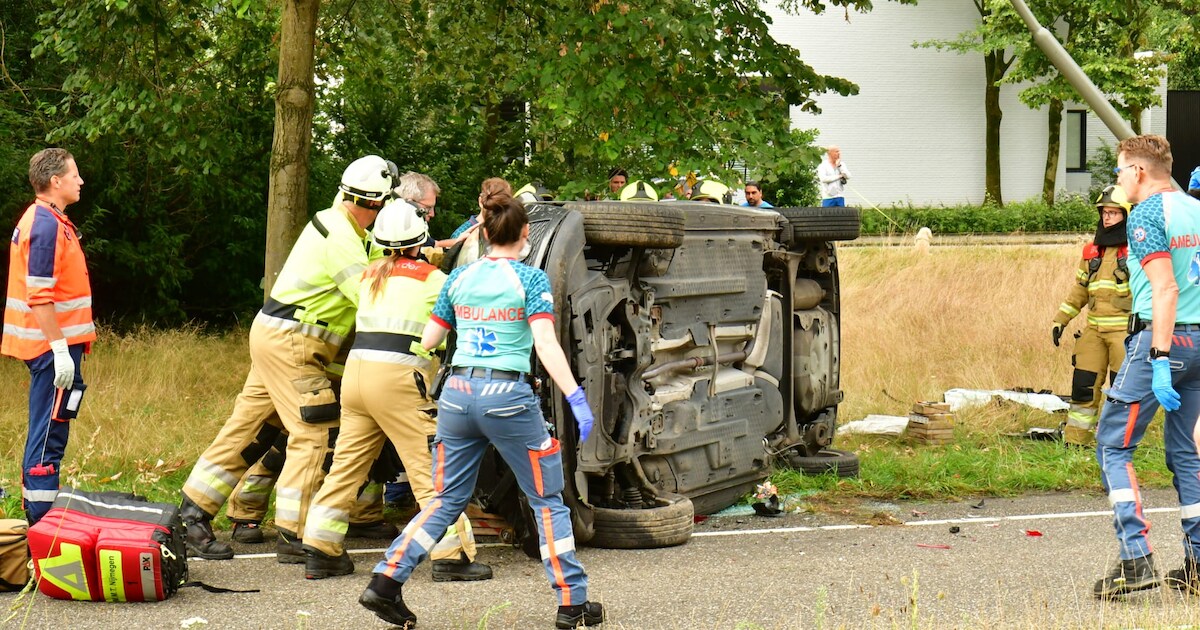 Auto belandt op zijkant in Oss: brandweer bevrijdt inzittende uit ...