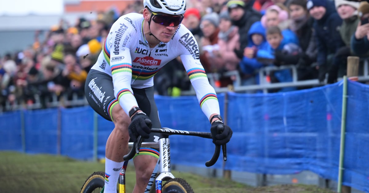 Mathieu van der Poel aan zijn stuur getrokken tijdens veldrit ...