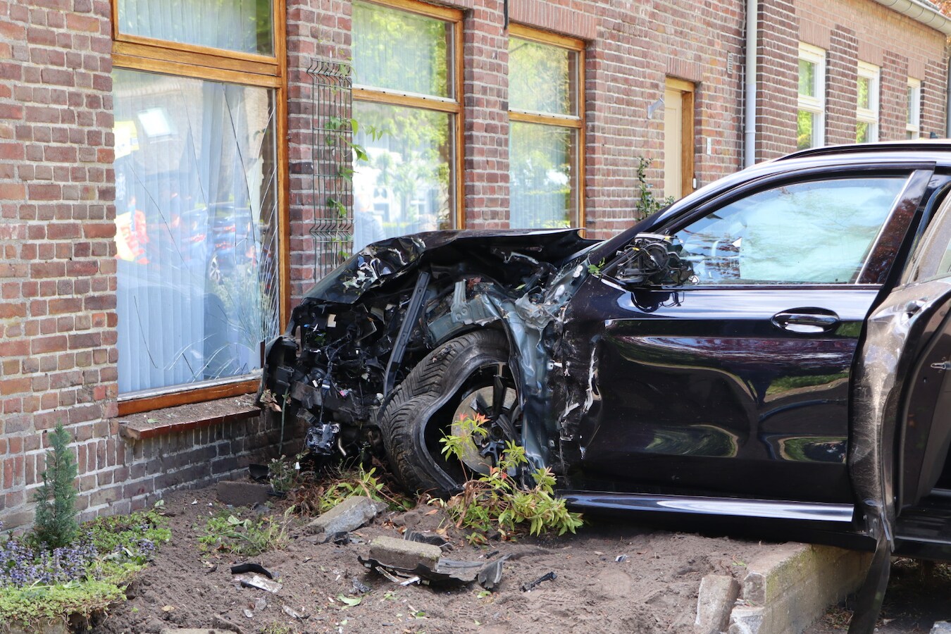 Automobilist verliest macht over stuur, botst tegen fietser en ramt woning in Kaatsheuvel | Foto ...