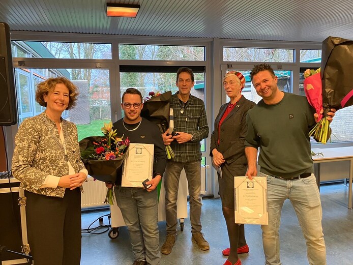Leraren Jeroen, René en Koos krijgen zilveren medaille voor het redden ...