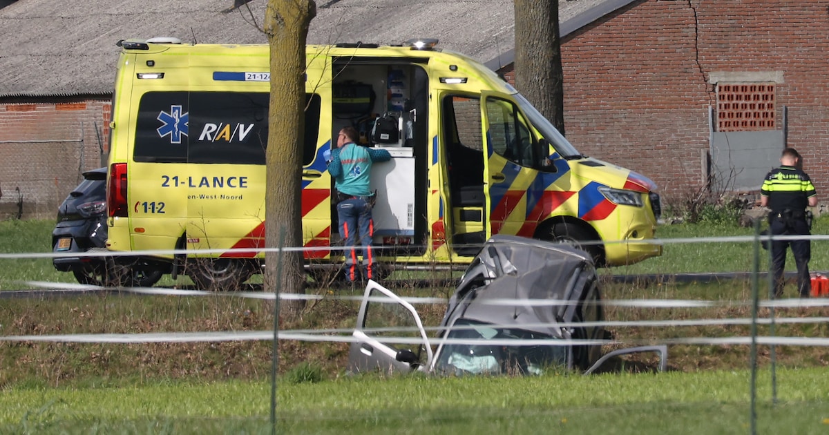 Auto rijdt sloot in bij Volkel: twee ambulances ingezet, file op de weg ...