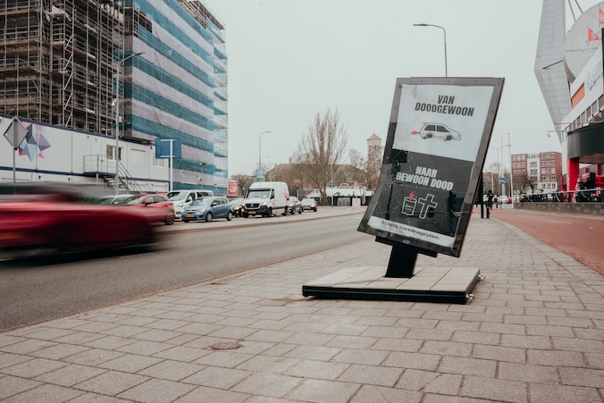 Verkeerszuilen ‘Van doodgewoon naar gewoon dood’ verhuizen naar Helmond ...