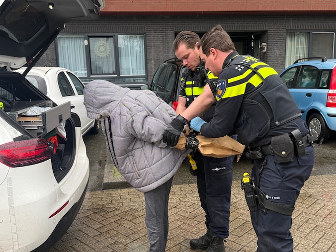 Vrouw (62) steekt uit het niets 5 keer in op buurvrouw: deurbelcamera ...