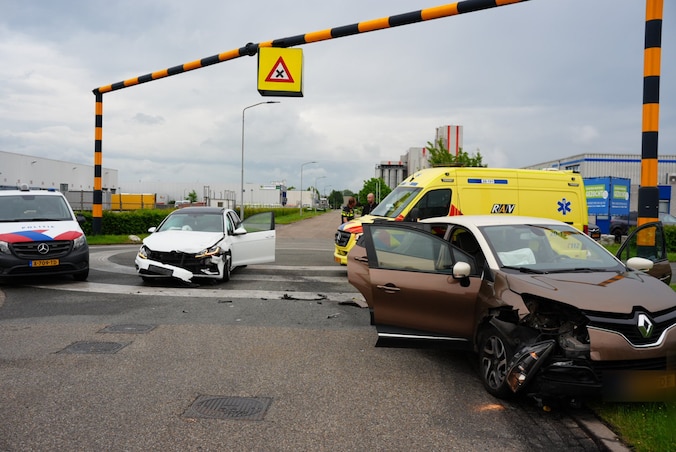 Grote schade bij botsing op kruispunt in Waalwijk, op bedrijventerrein ...