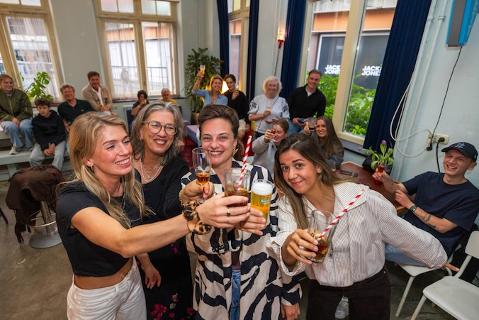‘Jongens, ik ben pas een jaartje weg’: Bossche Lola duikt ineens op bij ...