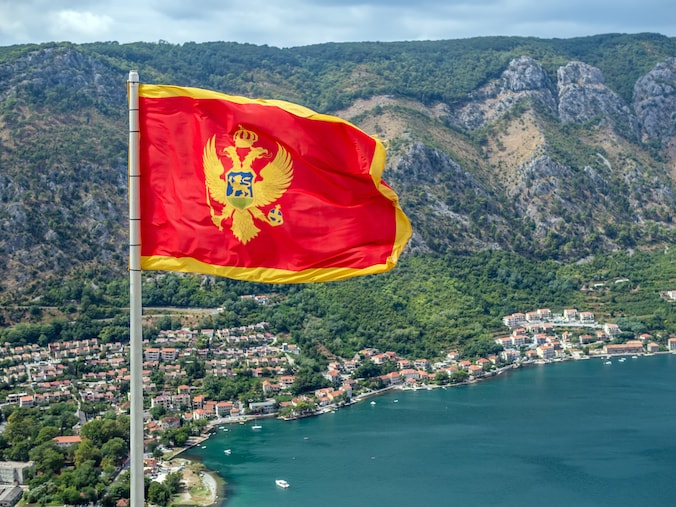 Belg (34) smokkelt vrouw onder grote bos bloemen in Montenegro en denkt ...