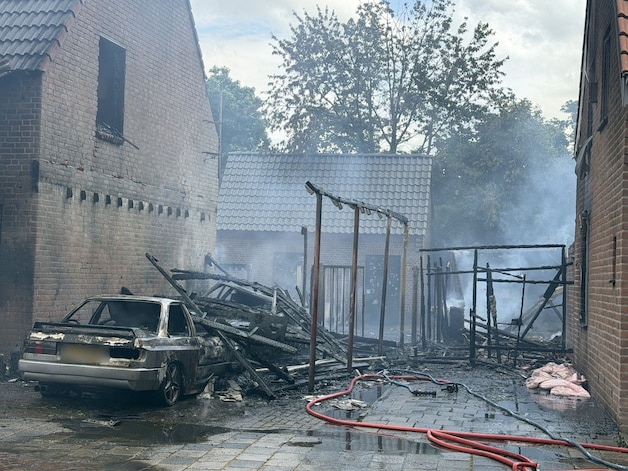 Enorme schade na brand in woonwijk Uden, mogelijk asbest vrijgekomen ...