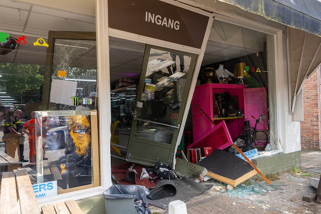 Annemarie schrikt zich kapot als vaste klant in auto haar winkel in Oss ...