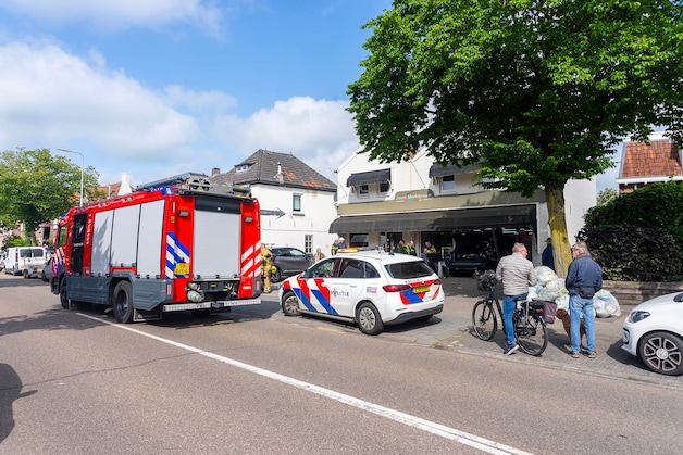 Annemarie schrikt zich kapot: auto rijdt haar winkel in Oss binnen, pui ...