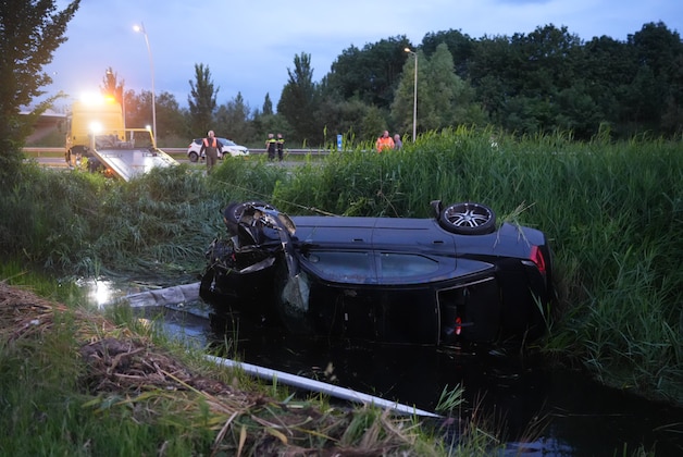 Man raakt gewond bij ongeval bij Waalwijk: auto belandt ondersteboven ...