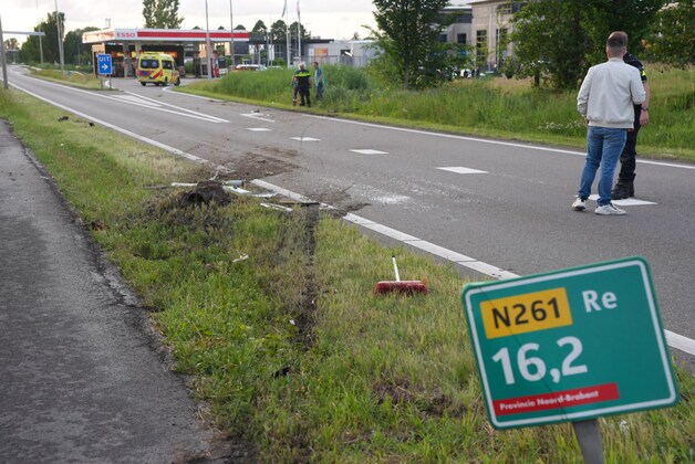 Man (23) gewond door ongeval bij Waalwijk: auto op dak in sloot ...