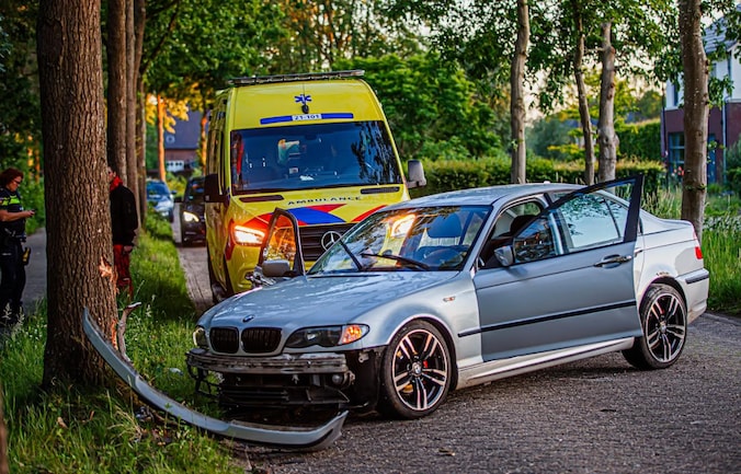 Auto botst tegen boom in Heeswijk-Dinther, bestuurder aangehouden ...